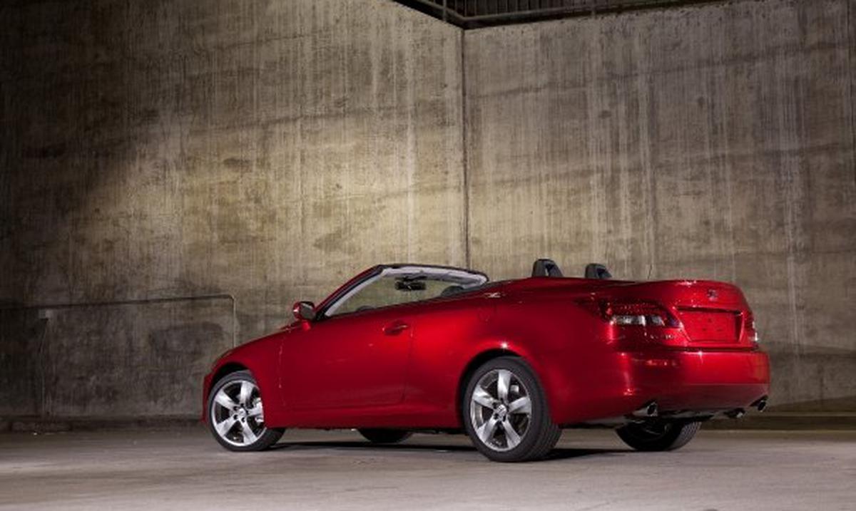 Lexus descapotable - Primera Hora