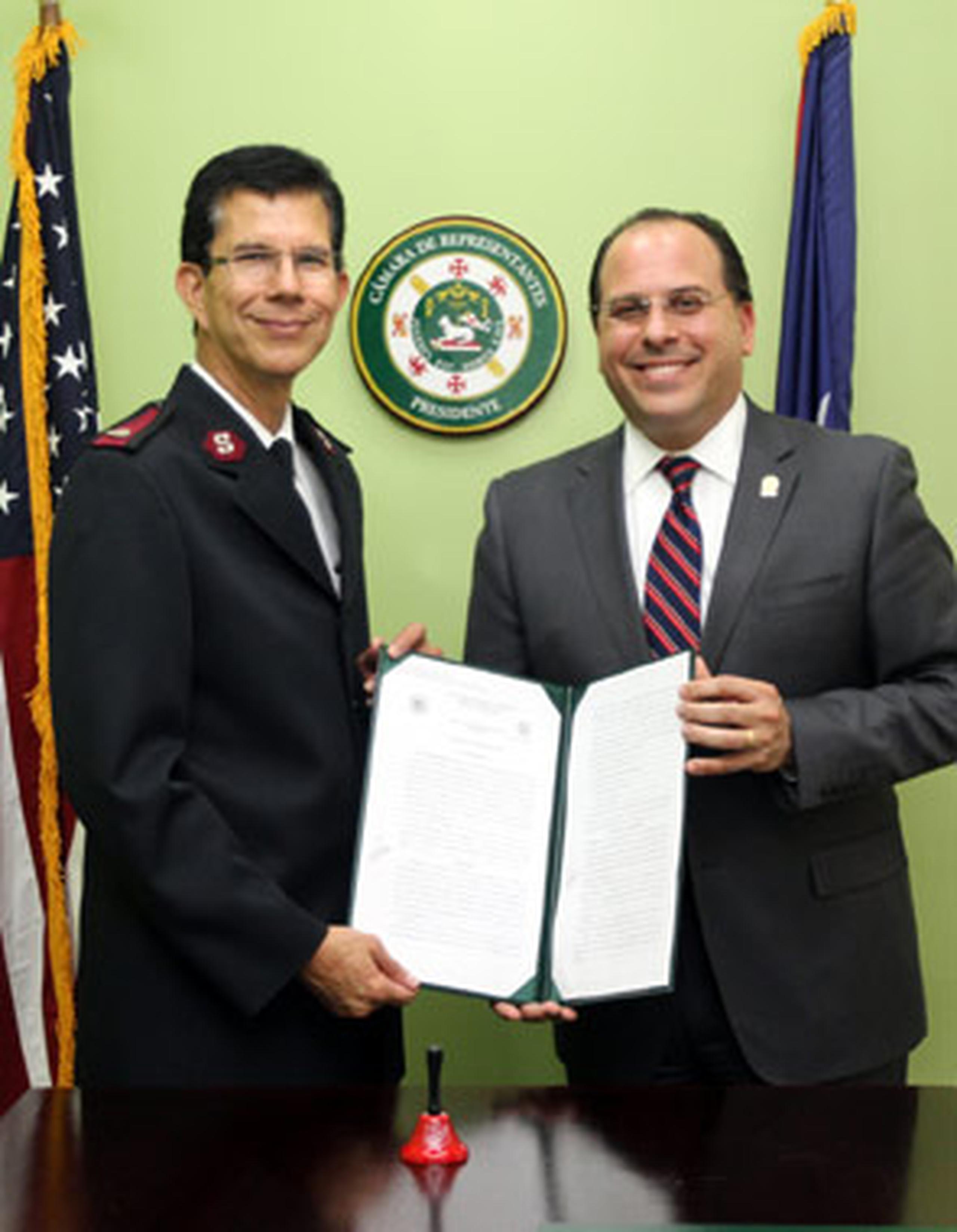 Salvation Army recibe donativo legislativo - Primera Hora