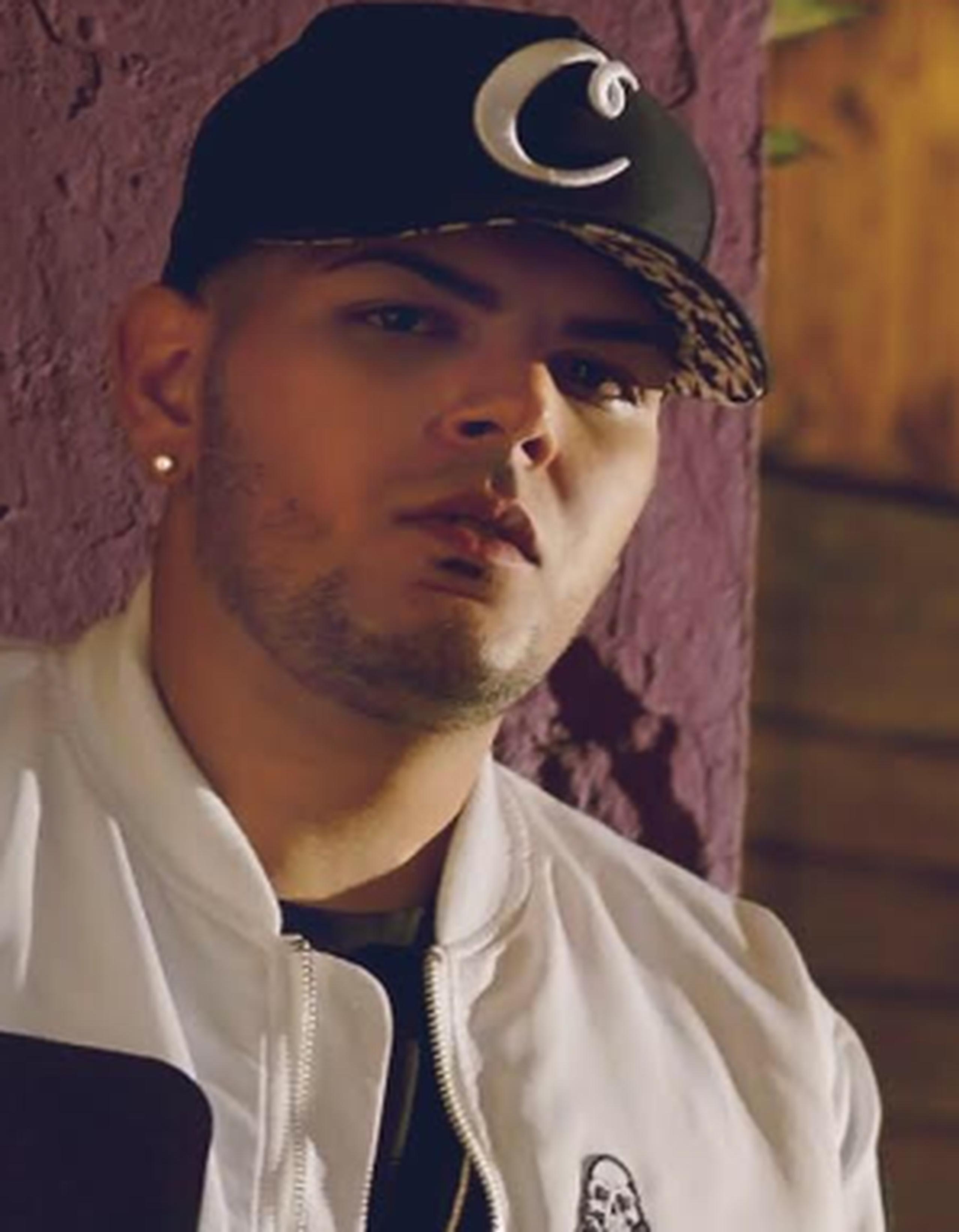 Dynell le canta a su bella - Primera Hora