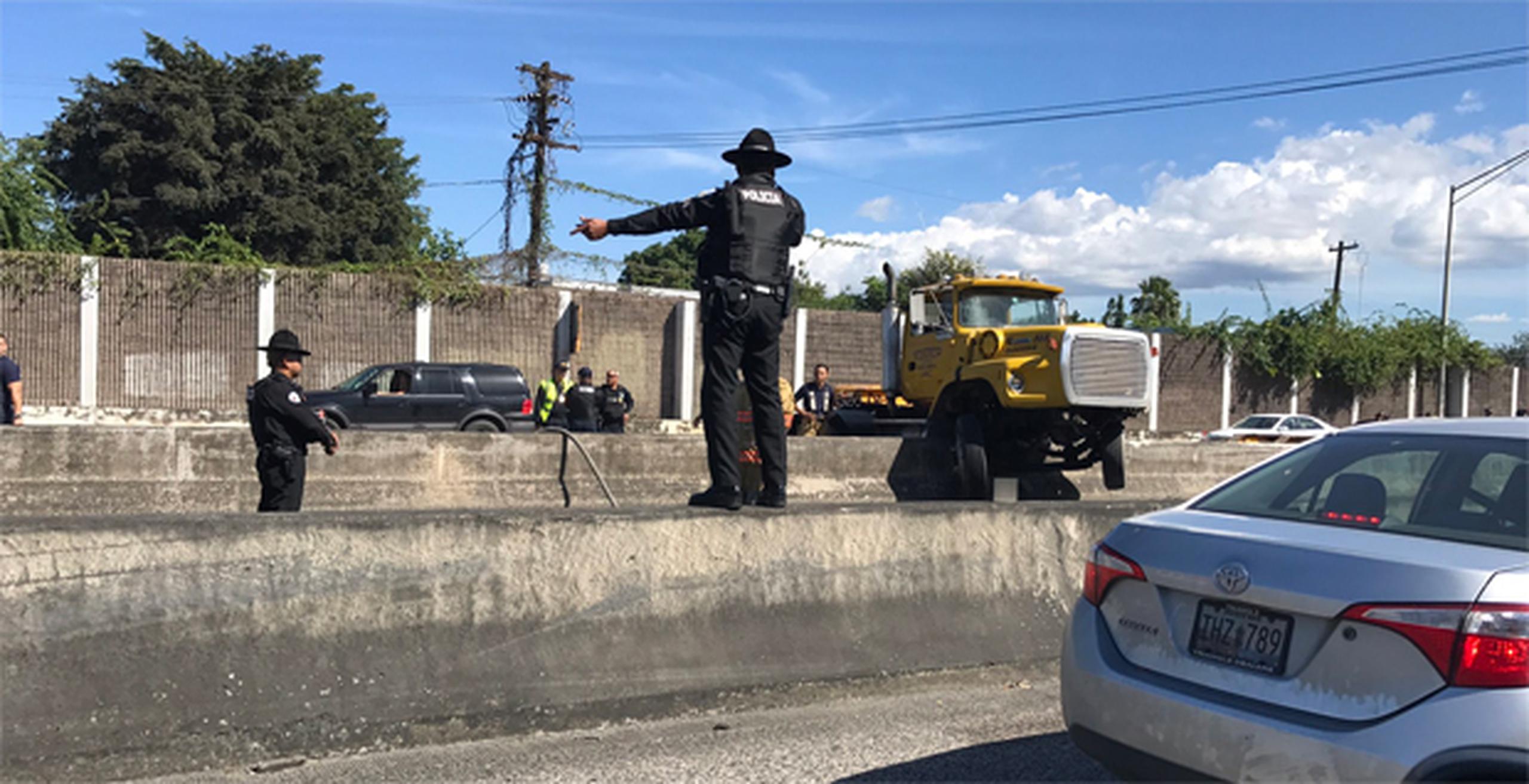 Camión accidentado forma tremendo tapón frente al antiguo Oso Blanco ...