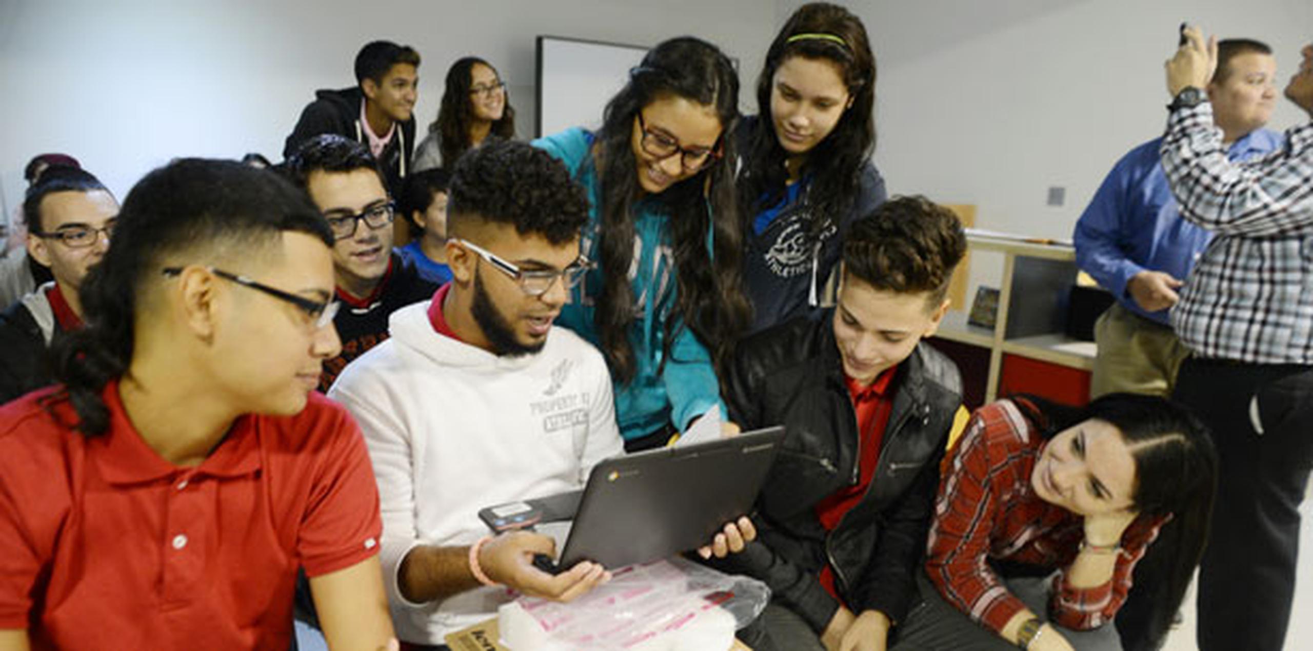 Entregan computadoras a estudiantes de escuela especializada en Ceiba ...