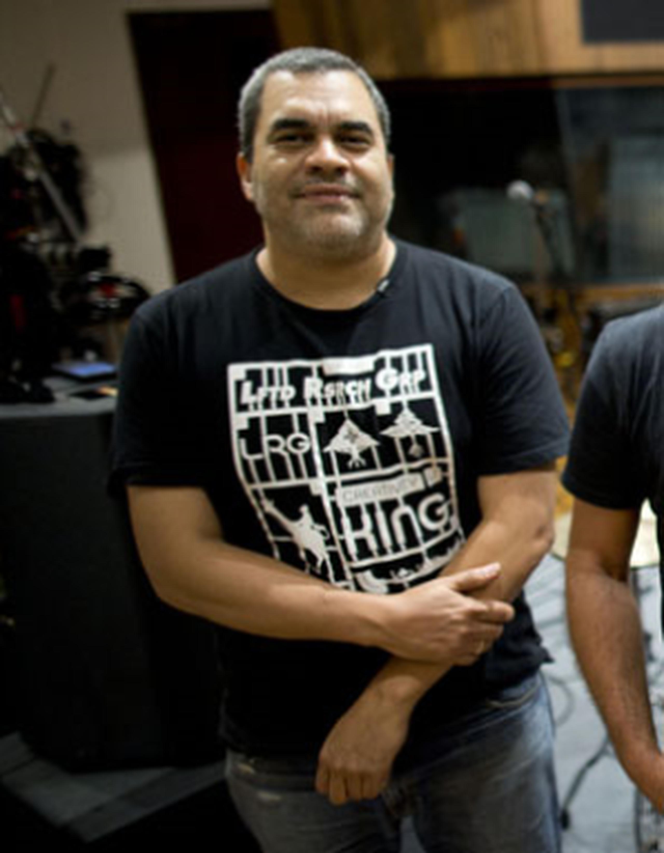 Tras 25 años como músico autodidacta, miembro Fiel a la Vega lanza su ...