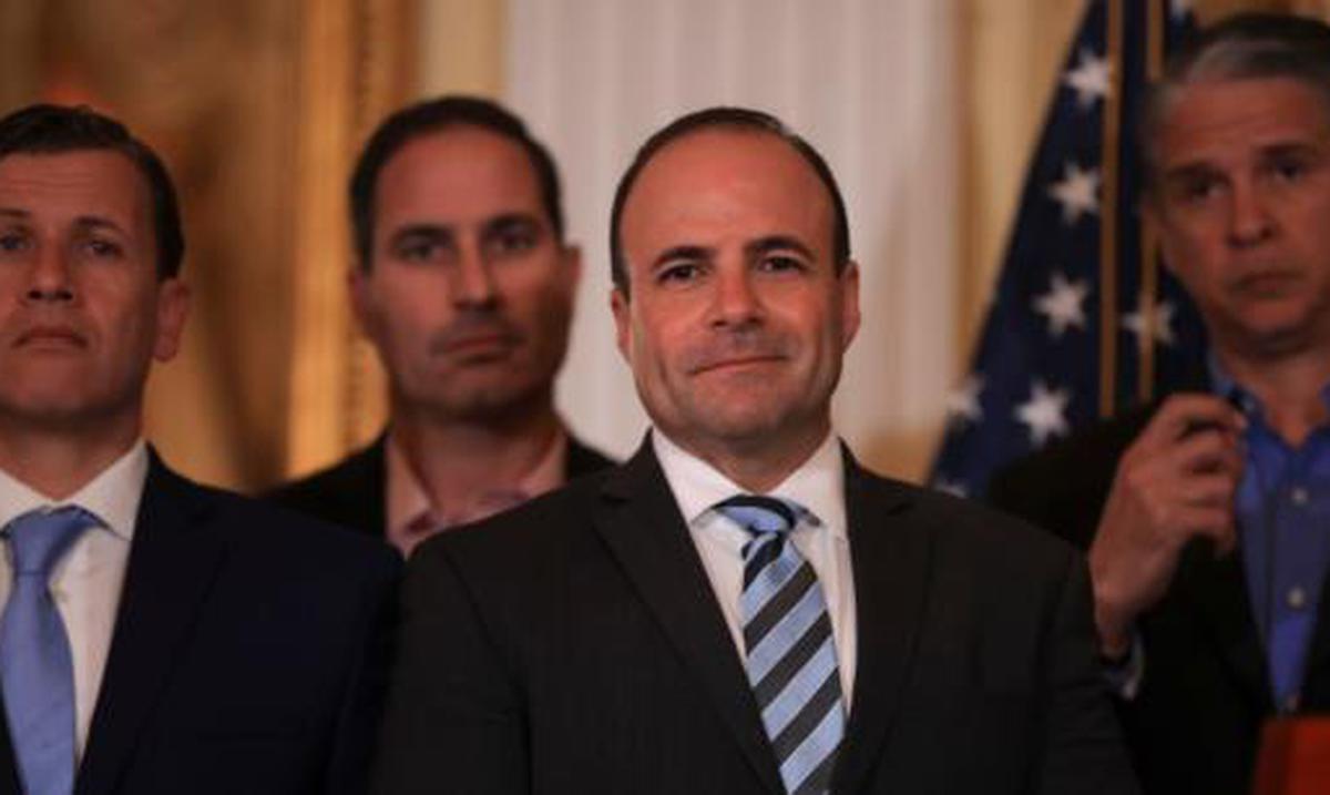 Rosselló nombra al capitán Elmer Román como el nuevo secretario de ...